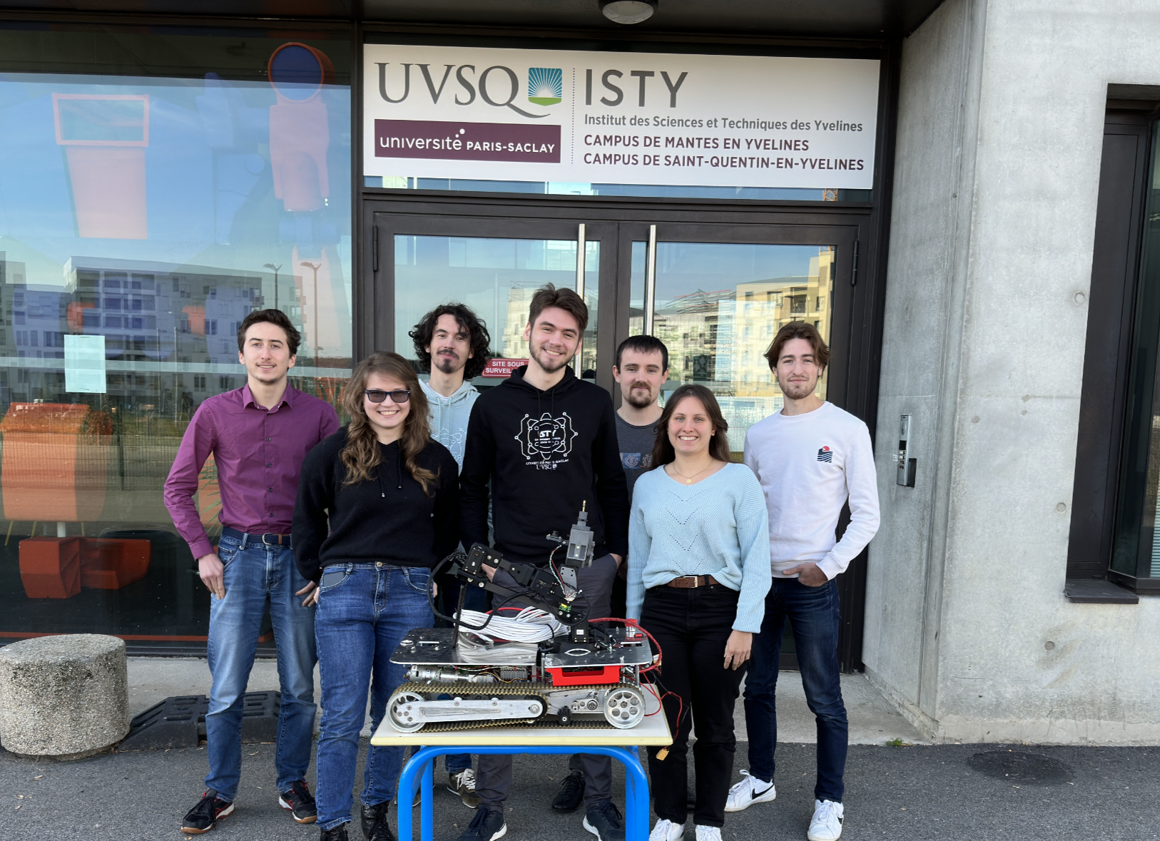 Un défi robotique audacieux pour huit étudiants en mécatronique ...